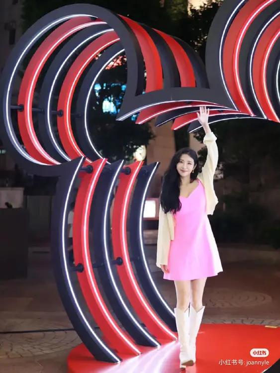 Li Yingyi posted her barbie photos - every girl's princess dream - iNEWS