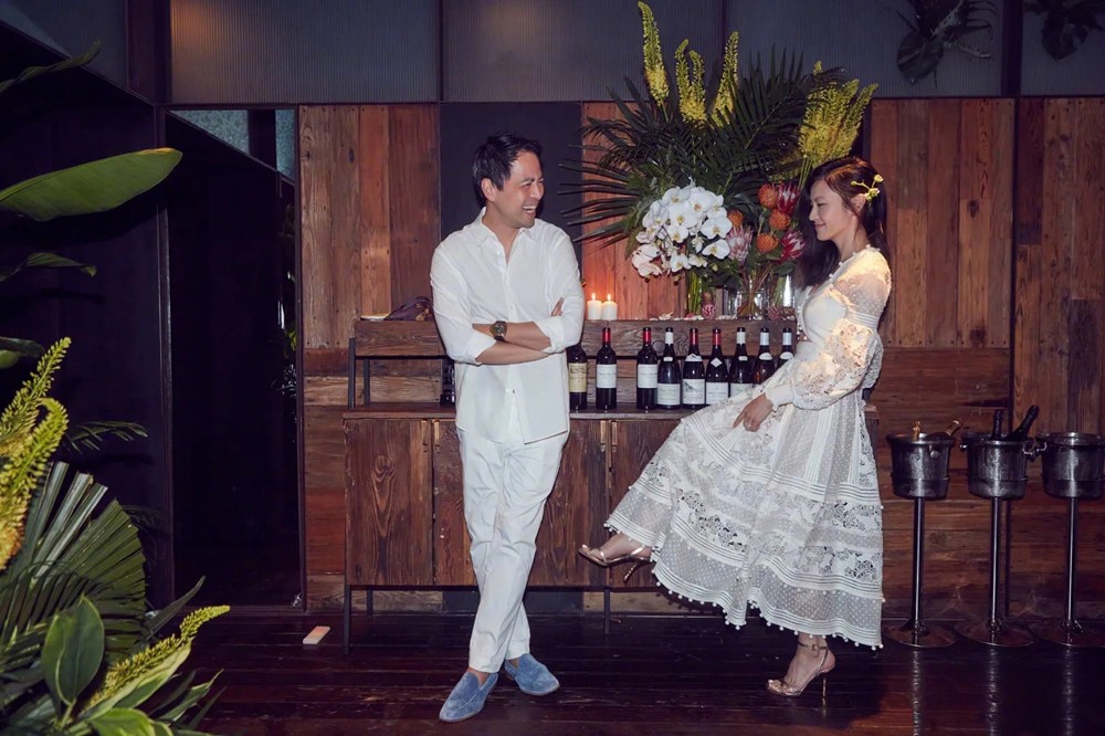 Lin Xilei shows her affection, her navel-baring white dress is as pure ...