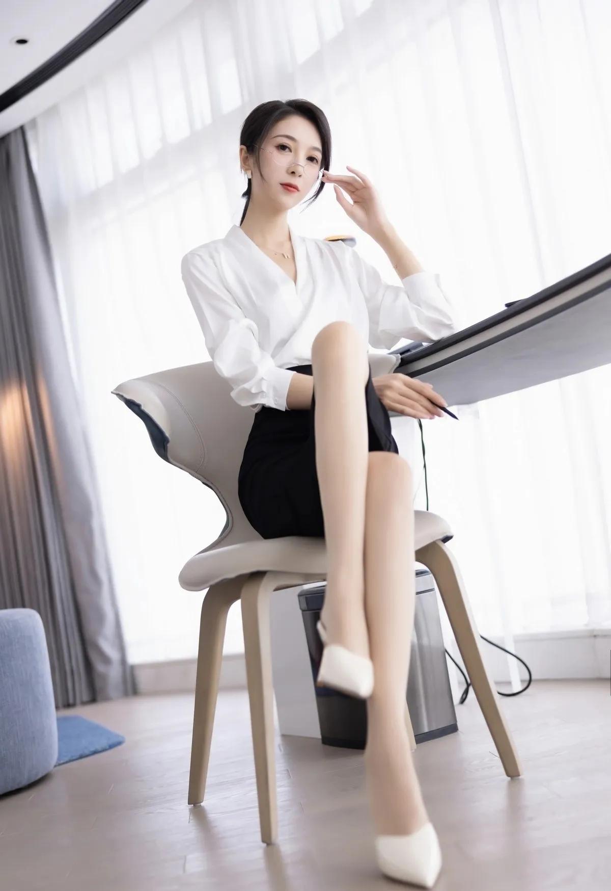 Lin Leyi, professional attire photo - iNEWS
