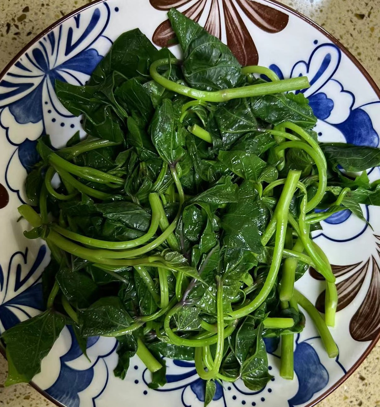 The cold sweet potato leaves that you have never eaten are fresh and ...