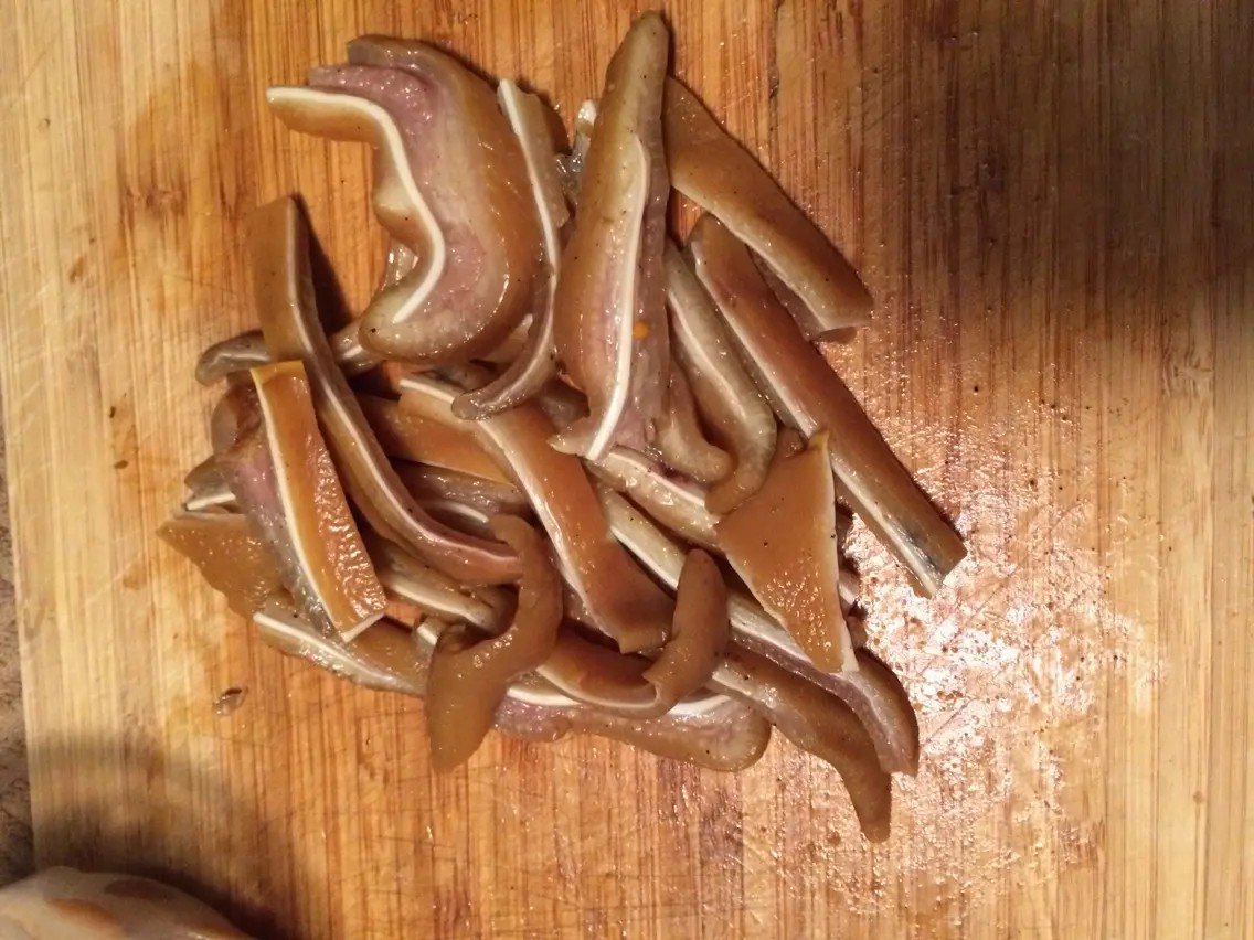 Learn to do this, stir-fried pork ears with green and red peppers ...