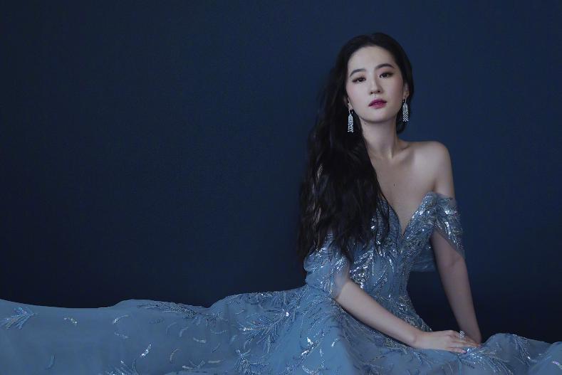 34-year-old Liu Yifei was photographed drinking coffee without makeup ...