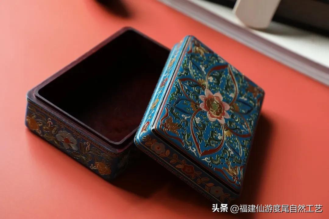 Small-leaf red sandalwood old material flower cluster lacquer carved ...