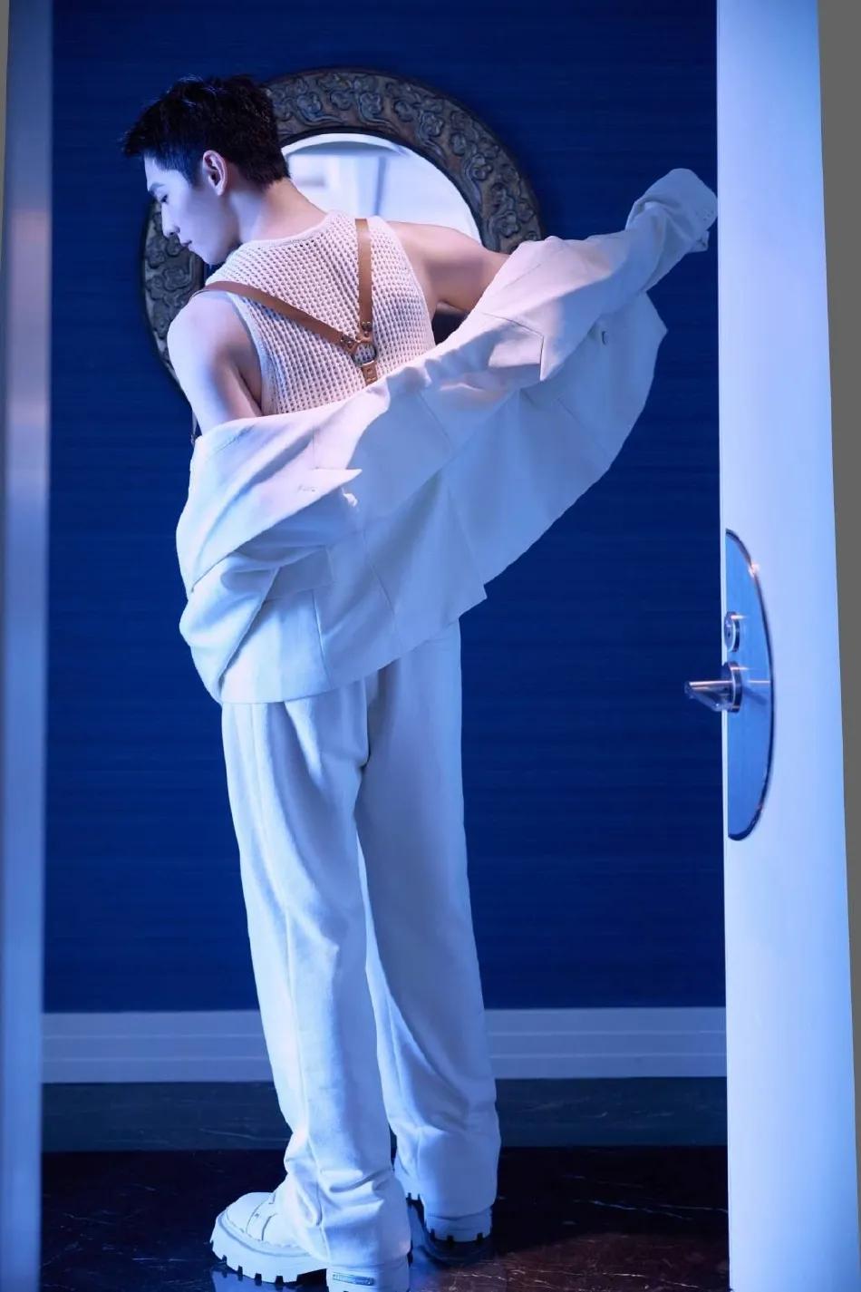 Yang Yang's new photo, 31st birthday, is still the handsome boy - iNEWS