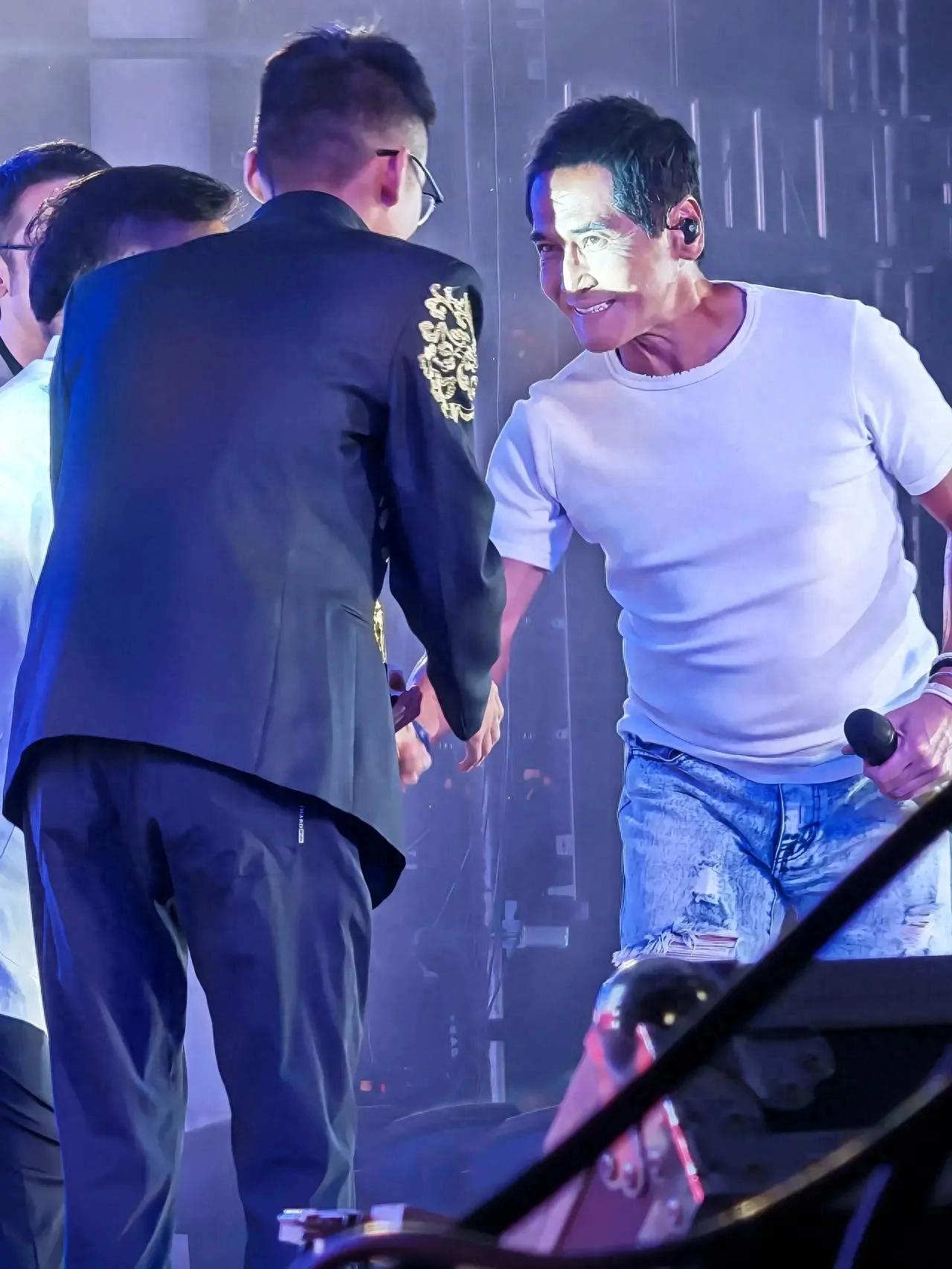 63-year-old Qi Qin appeared in commercial performances to make money ...