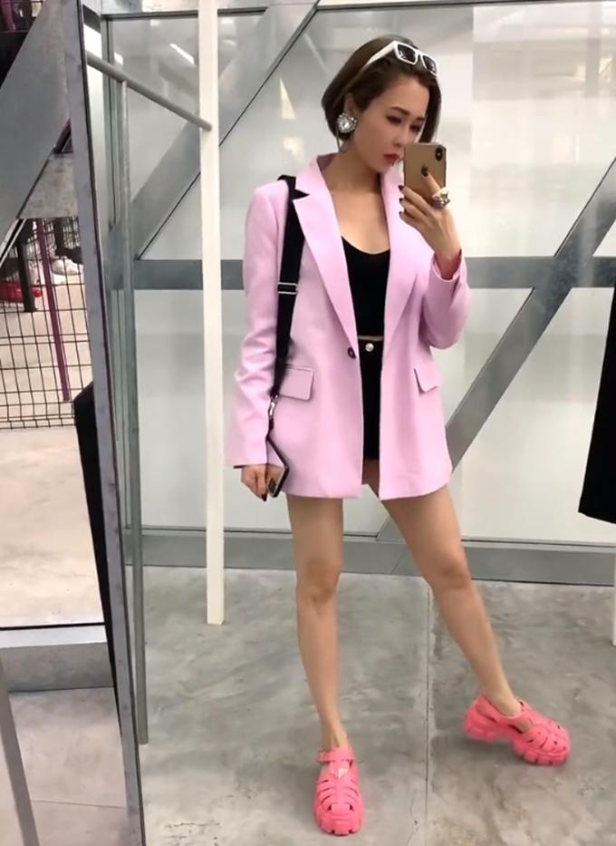 "Star Girl" Sun Jiajun lives abroad and wears a million necklace to show lavishness, living in a ...