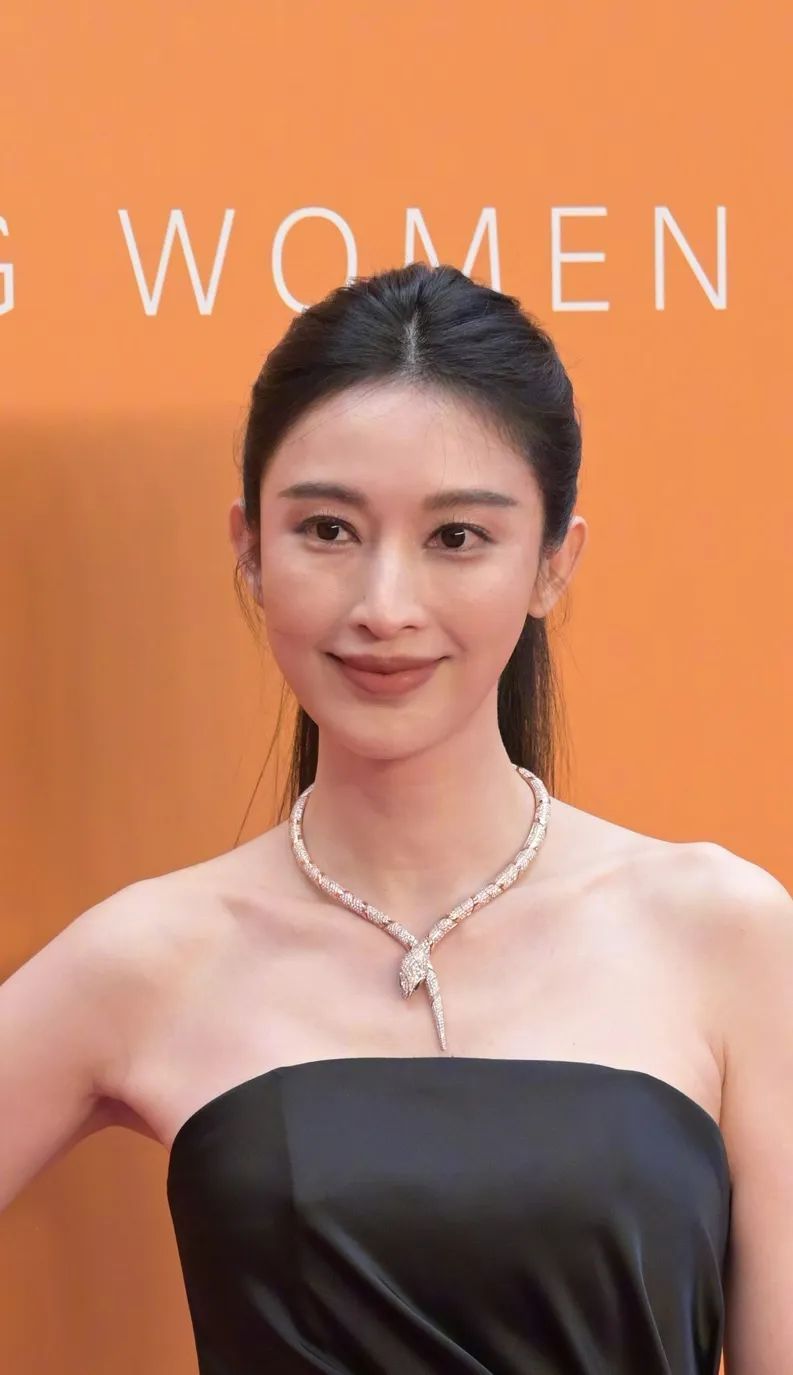 Hsu Chi has won a lot recently! All the actresses gathered in black ...