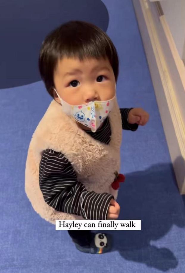 Li Ya-nan exposes his daughter, 1-year-old Hayley swayed and learns to ...
