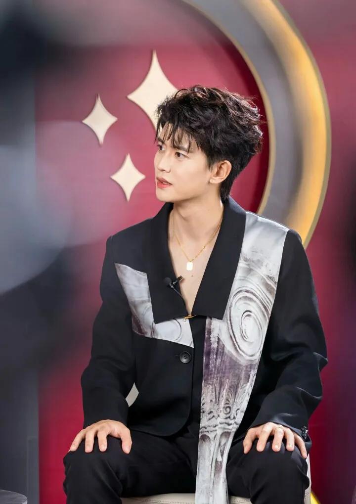 Ren Jialun's latest live picture has been handsome again - iNEWS