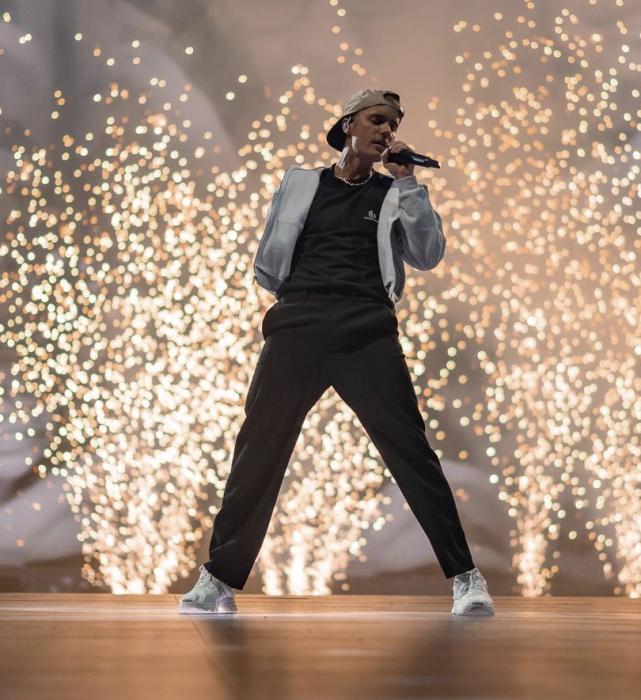 Justin Bieber's 25-year-old wife takes her first photo after a stroke ...