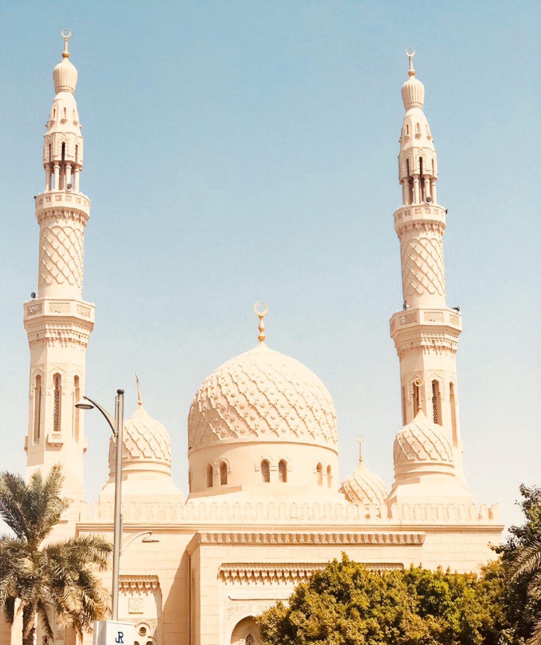 What is the architectural layout of medieval Islamic mosque ...