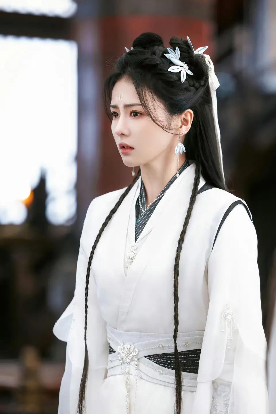 A still photo of Li Su in white clothes - iNEWS