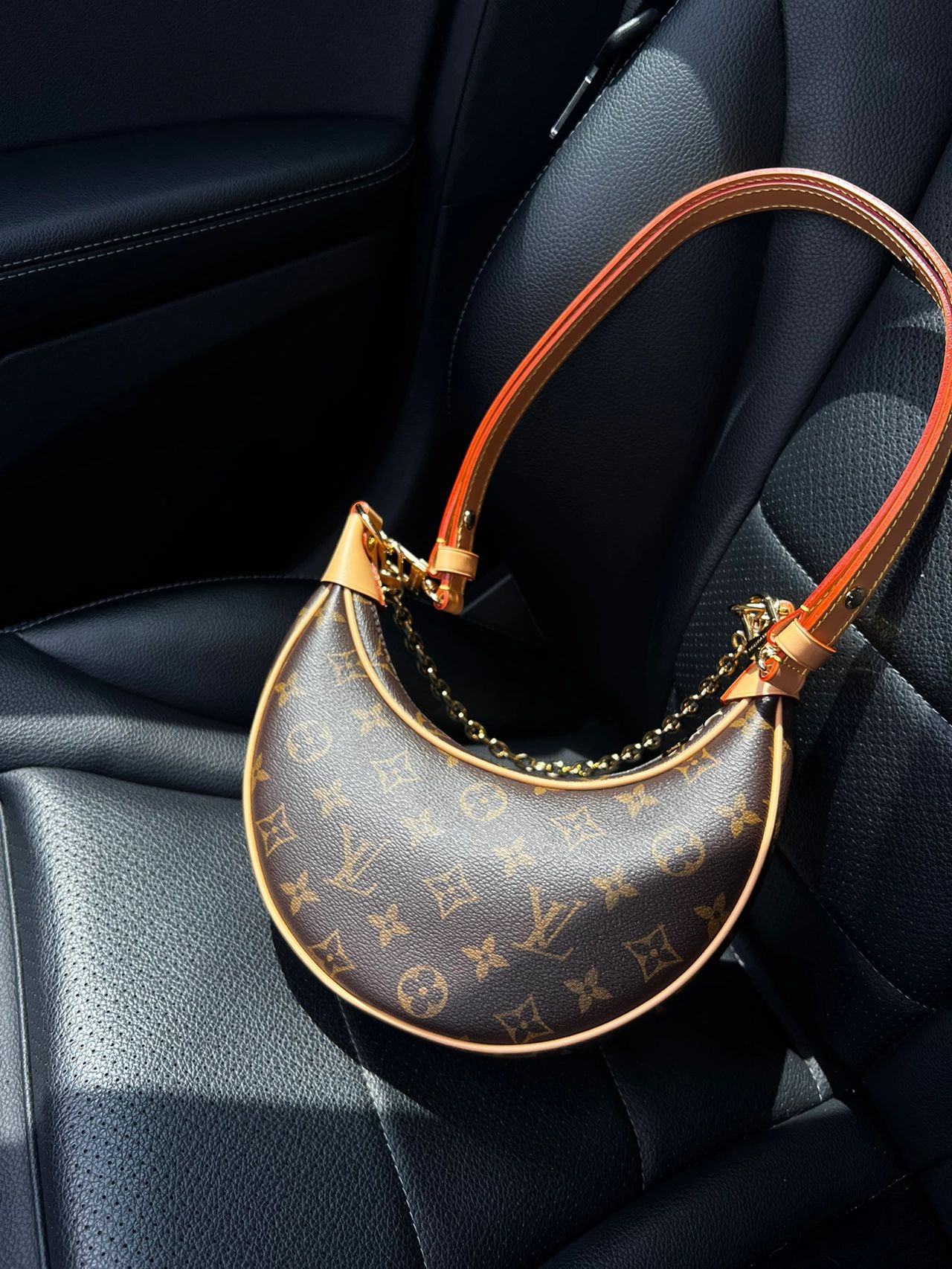 LV still received the pea bag. It is really versatile. It can match all ...