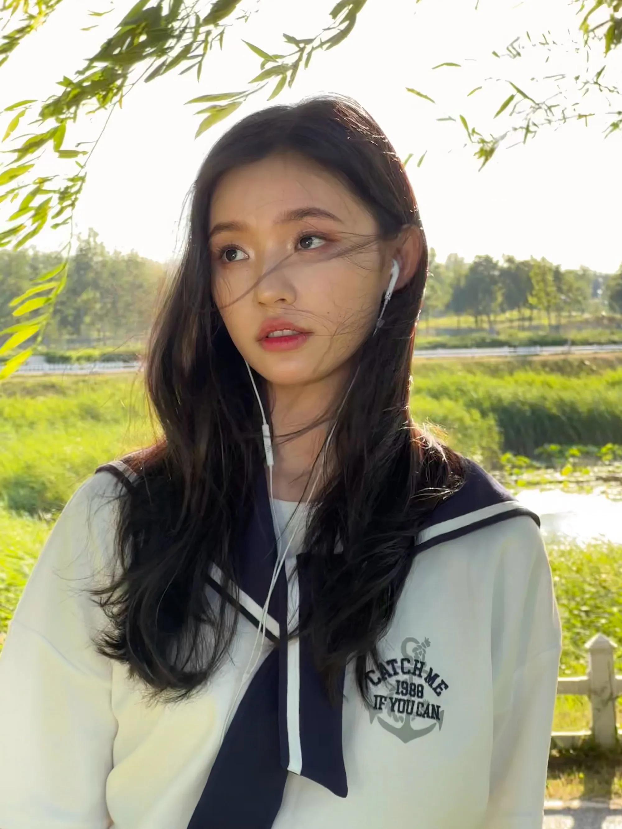 Lin Yun posted beautiful photos of summer idyllic style in a college-style outfit, incarnating a ...