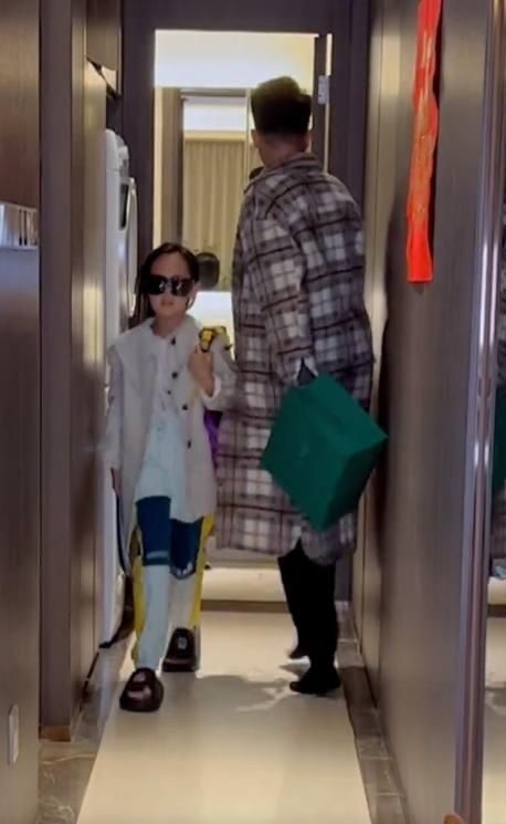 Yang Fan: Use the corridor as a runway, and practice walking the ...
