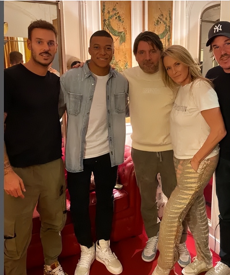 Love exposure?Mbappe visits amusement park with 24-year-old French ...