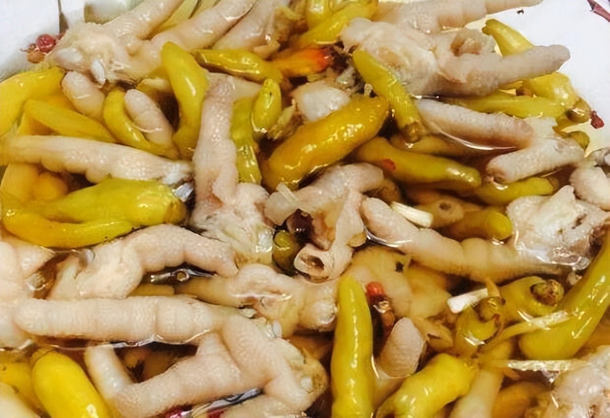 Teach you to make crispy and delicious pickled chicken feet, simple ...
