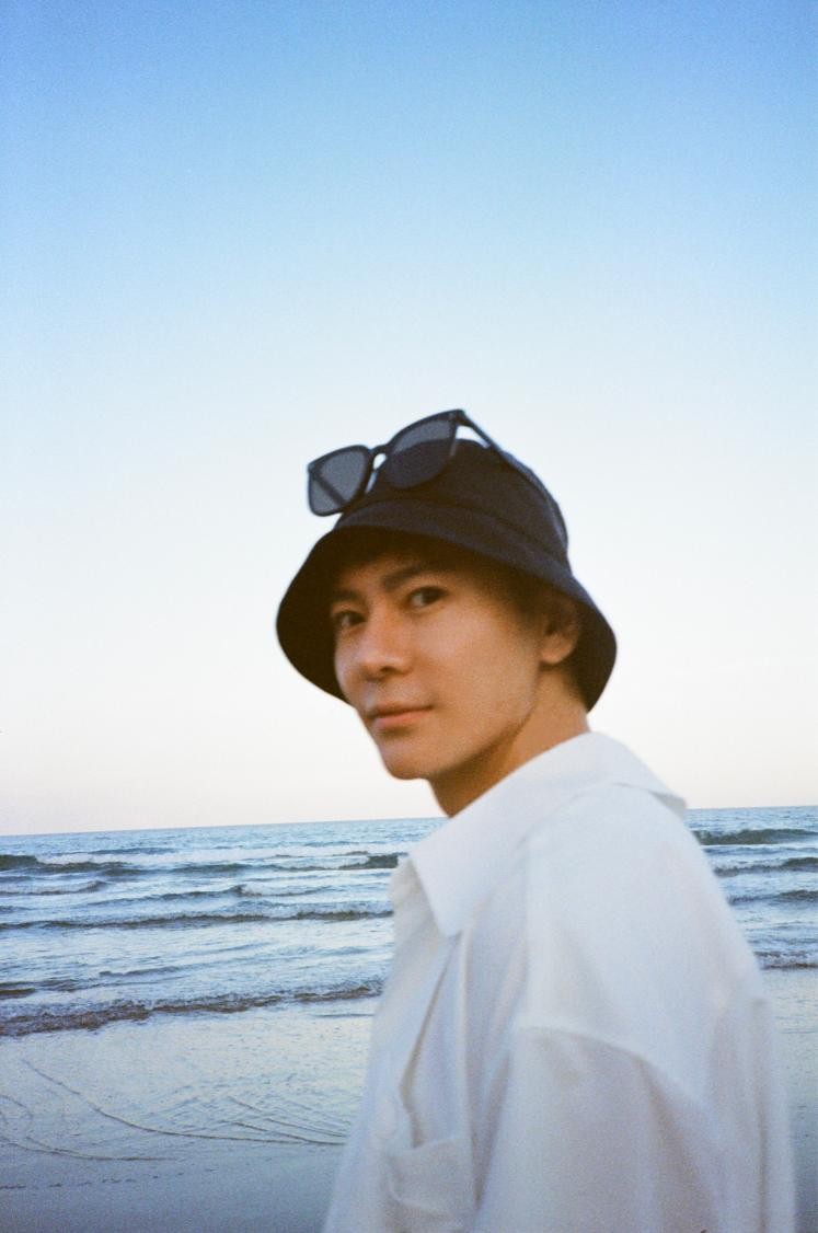 Wang Jia takes photos of the seaside vacation, the atmosphere is full ...