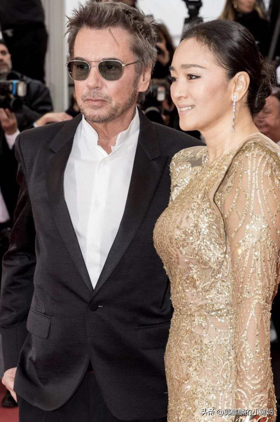 Gong Li and his wife attended the Cannes Film Festival, holding hands ...