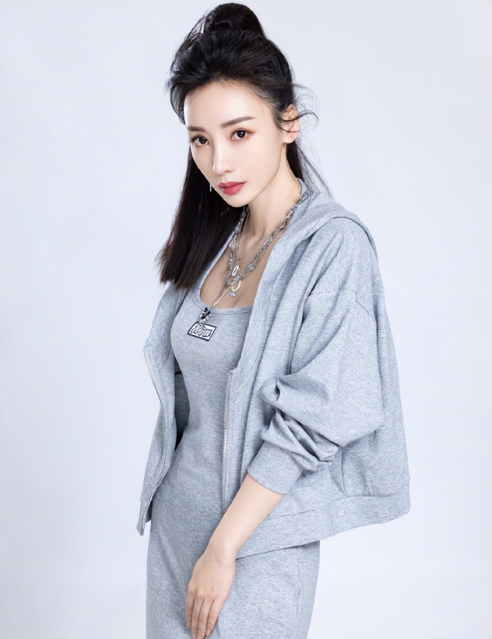 Liu Yan young casual wear - iNEWS