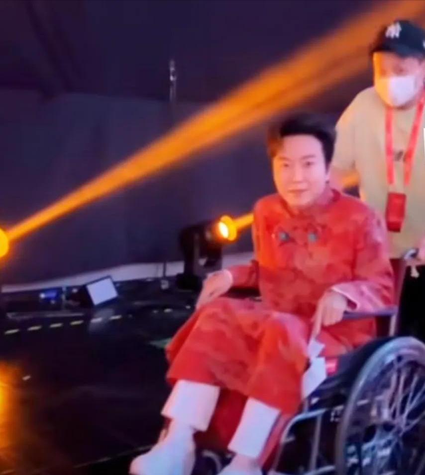 Li Yugang was in a wheelchair to record the show, wearing a red Tang ...