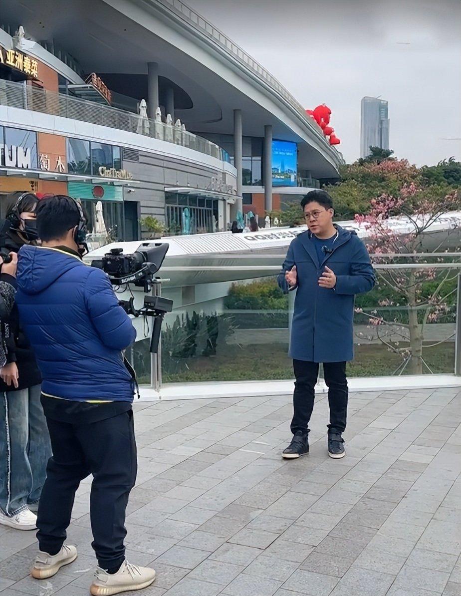 Huo Qigang took his family to ski, holding three skis each, and Guo ...