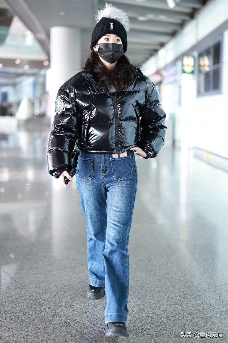 Yinger is warm and fashionable in black short down jacket + jeans ...