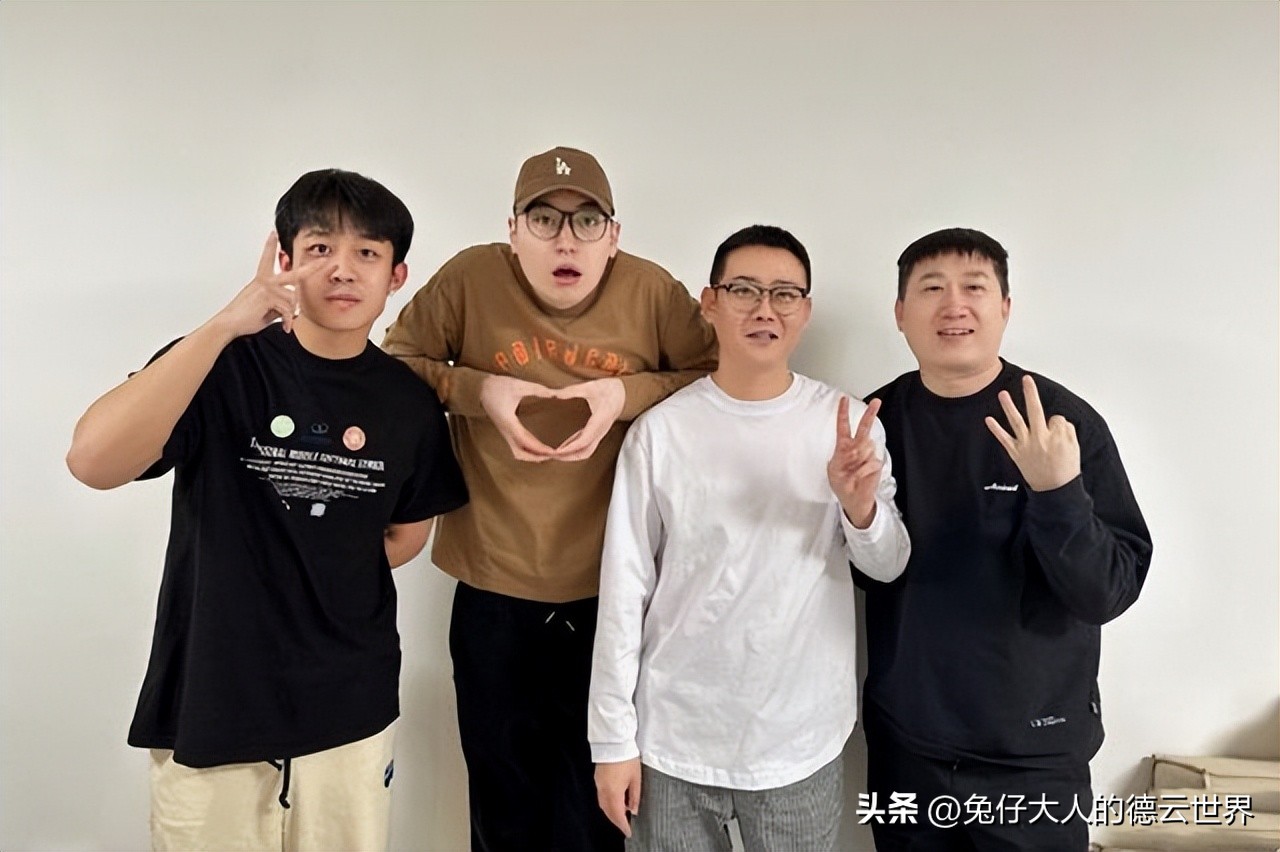 Luan Yunping, deputy general manager of Deyun Society, is in the same ...