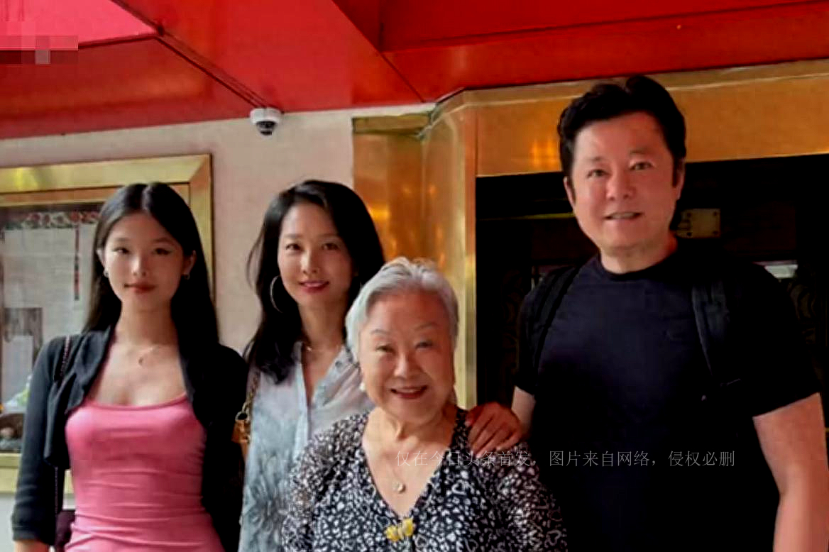 The 58-year-old actor shows off American life: three generations of ...