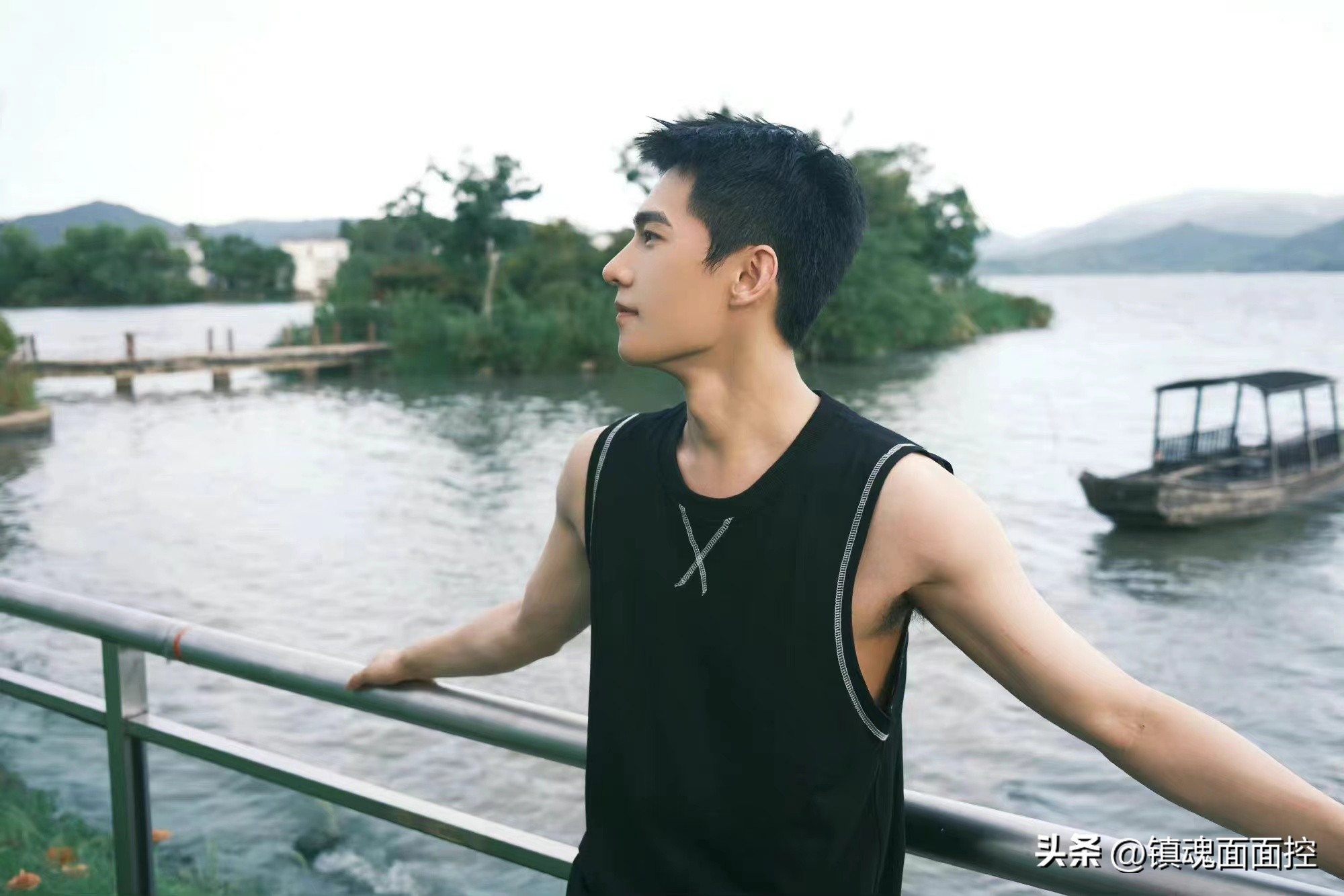 Yang Yang Lake's latest four-grid photo, with beautiful muscle lines ...