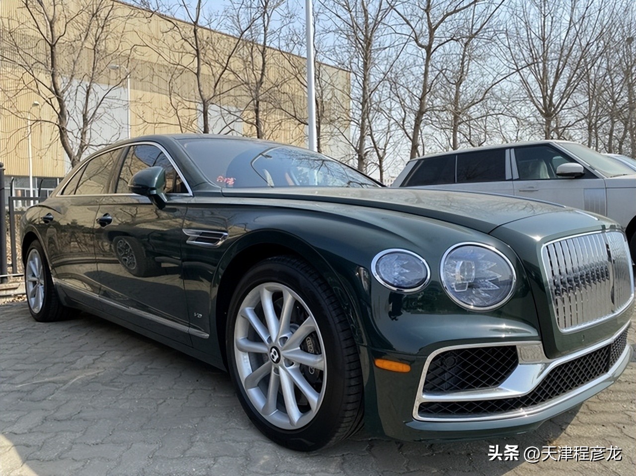22 Bentley Flying Spur 4.0T Five-seat Tourmaline Green/Newmarket Brown ...