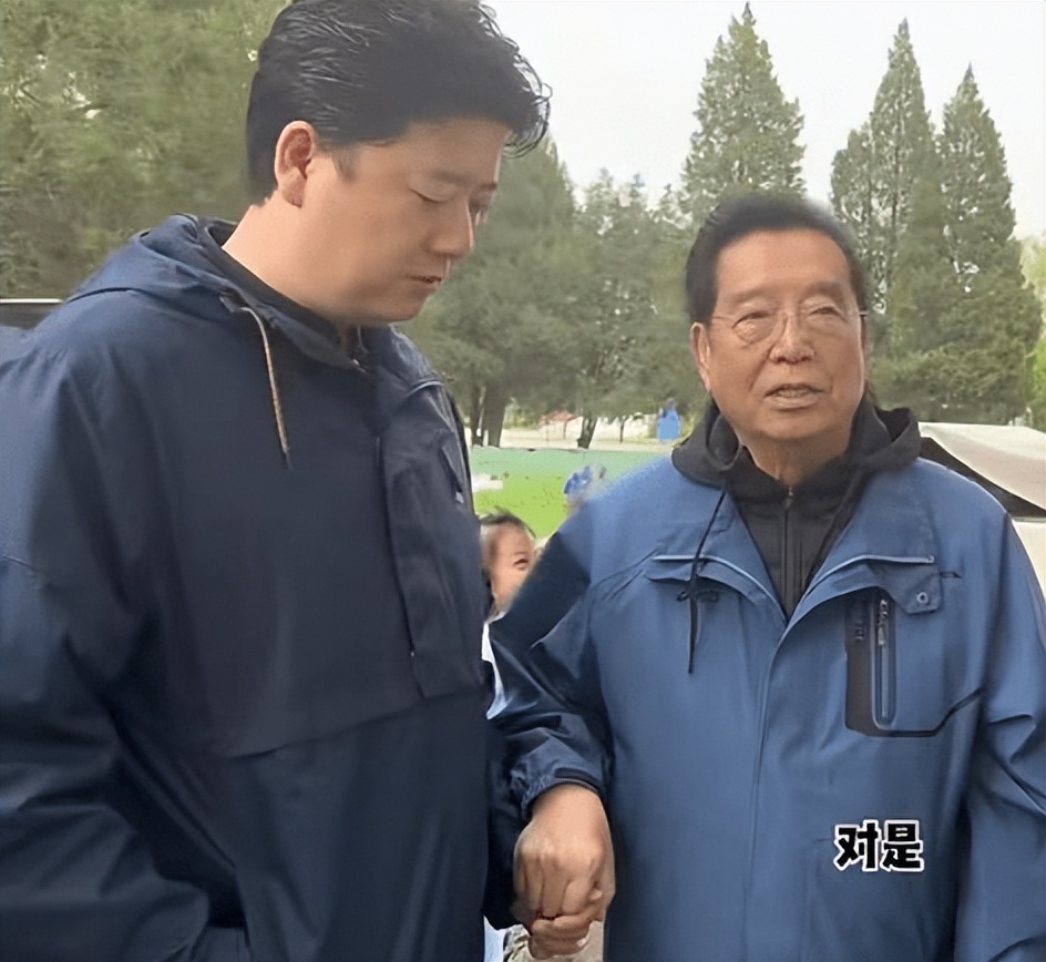 84-year-old Li Shuangjiang needs support to attend the event, and now ...