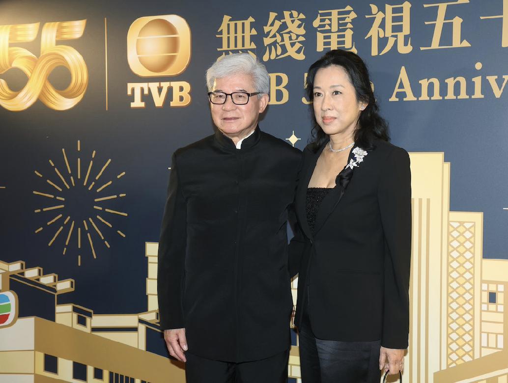 Zhu Lingling and her husband attended the dinner. The two hugged their ...