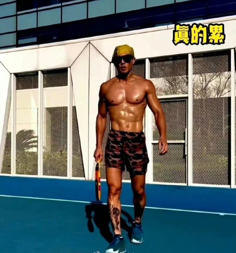 44-year-old Wu Zun's tanning has achieved initial results, and his body ...