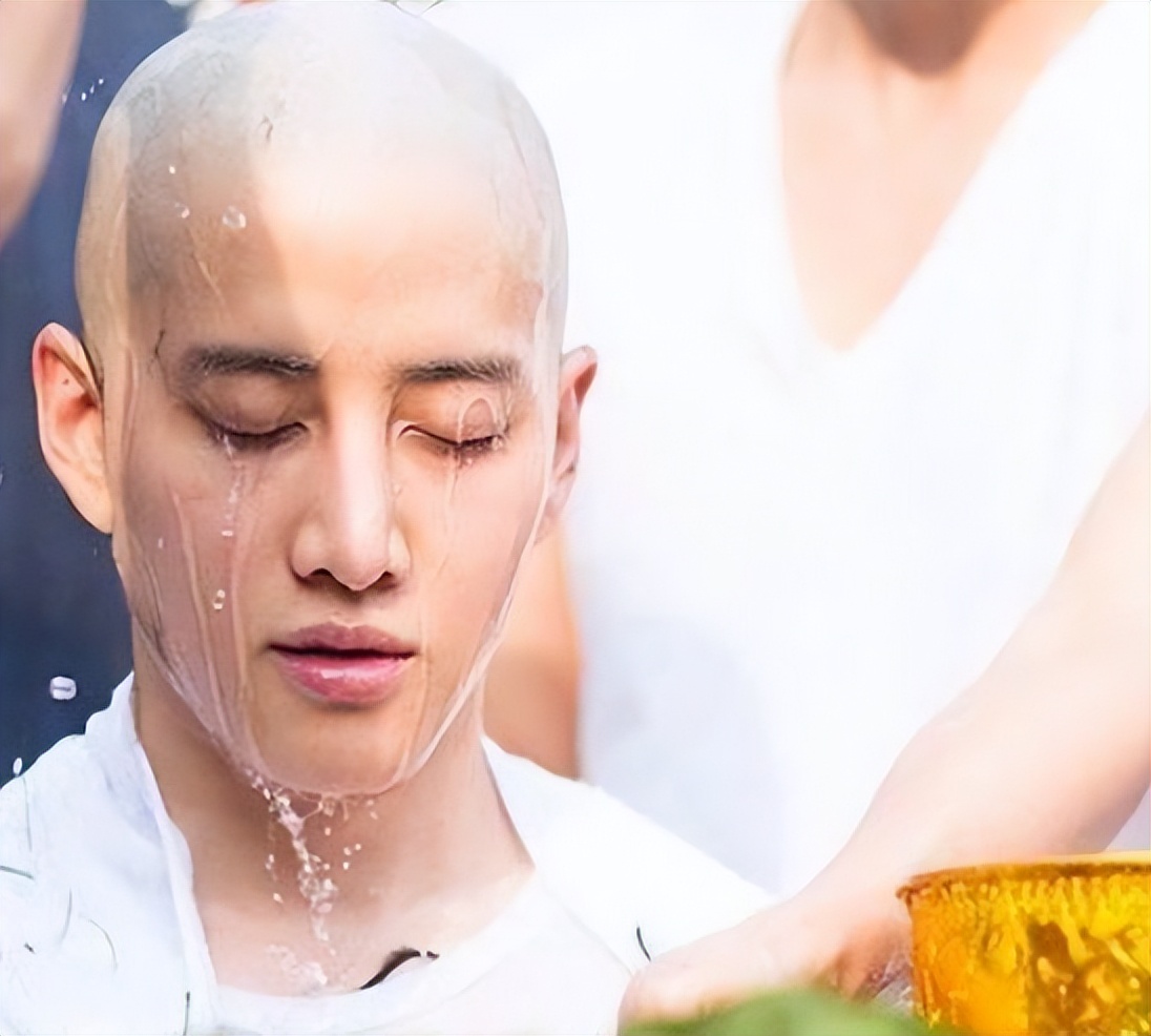 "Phi 2" The brother who was a monk was a parent. At the age of 43, he ...