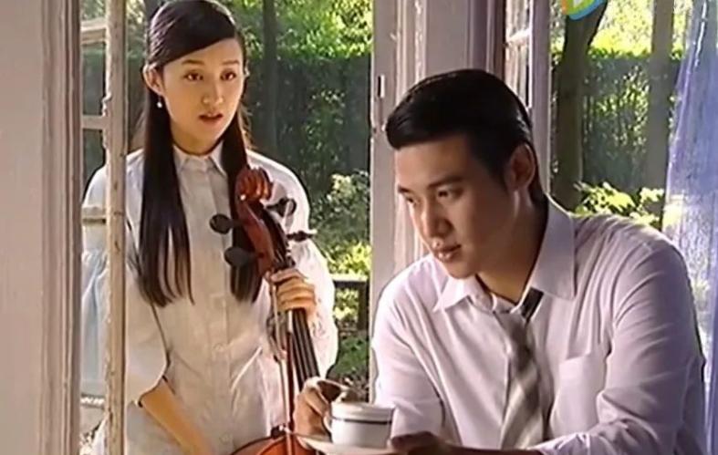 A recent photo of 45-year-old Bao Lei, wearing tight pants with slender ...