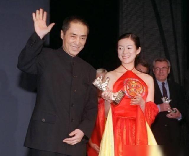 20 years ago, Zhang Ziyi wore a red belly pocket and Zhang Yimou came ...