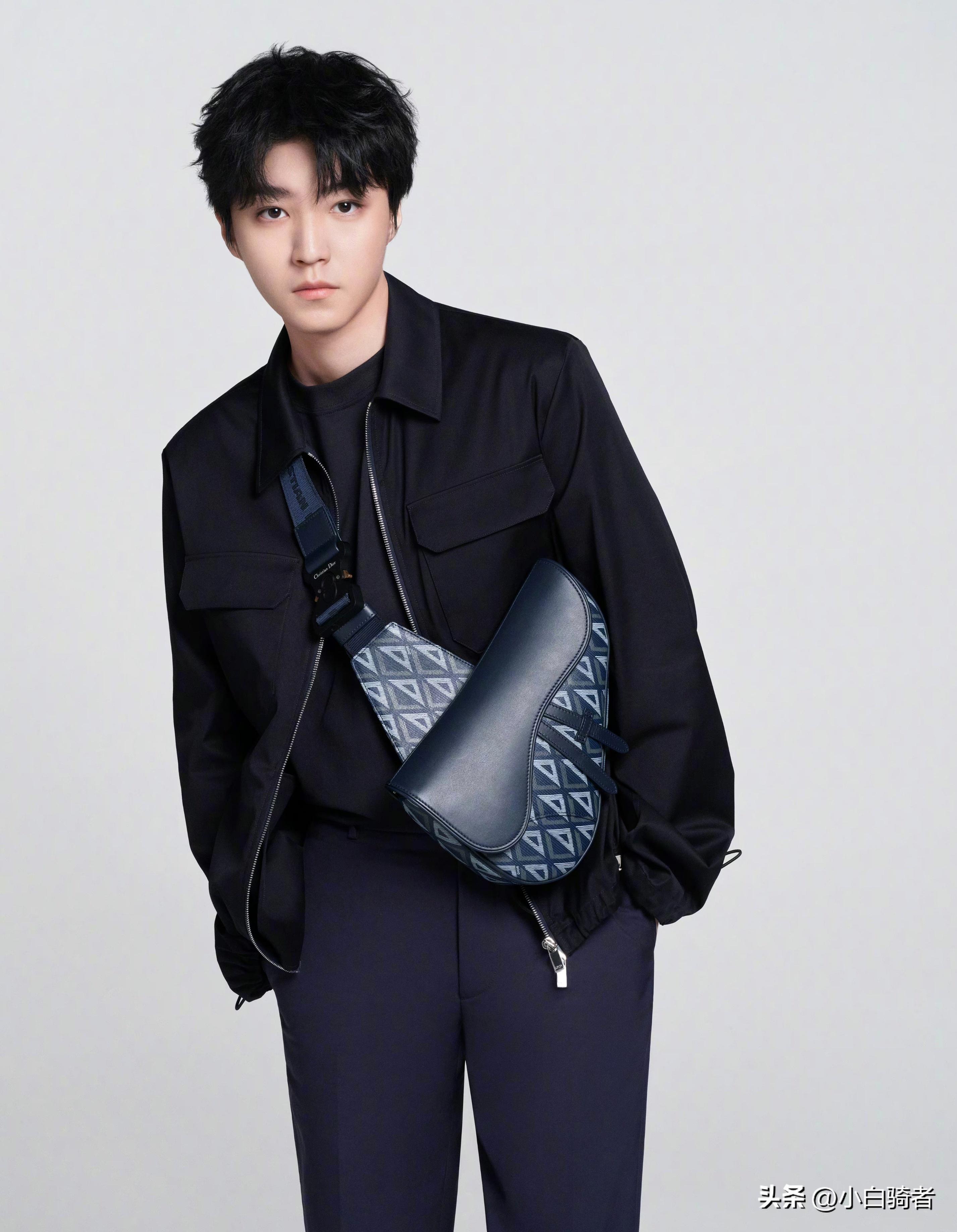 Wang Junkai's new film was exposed, he was dressed in modern clothes ...