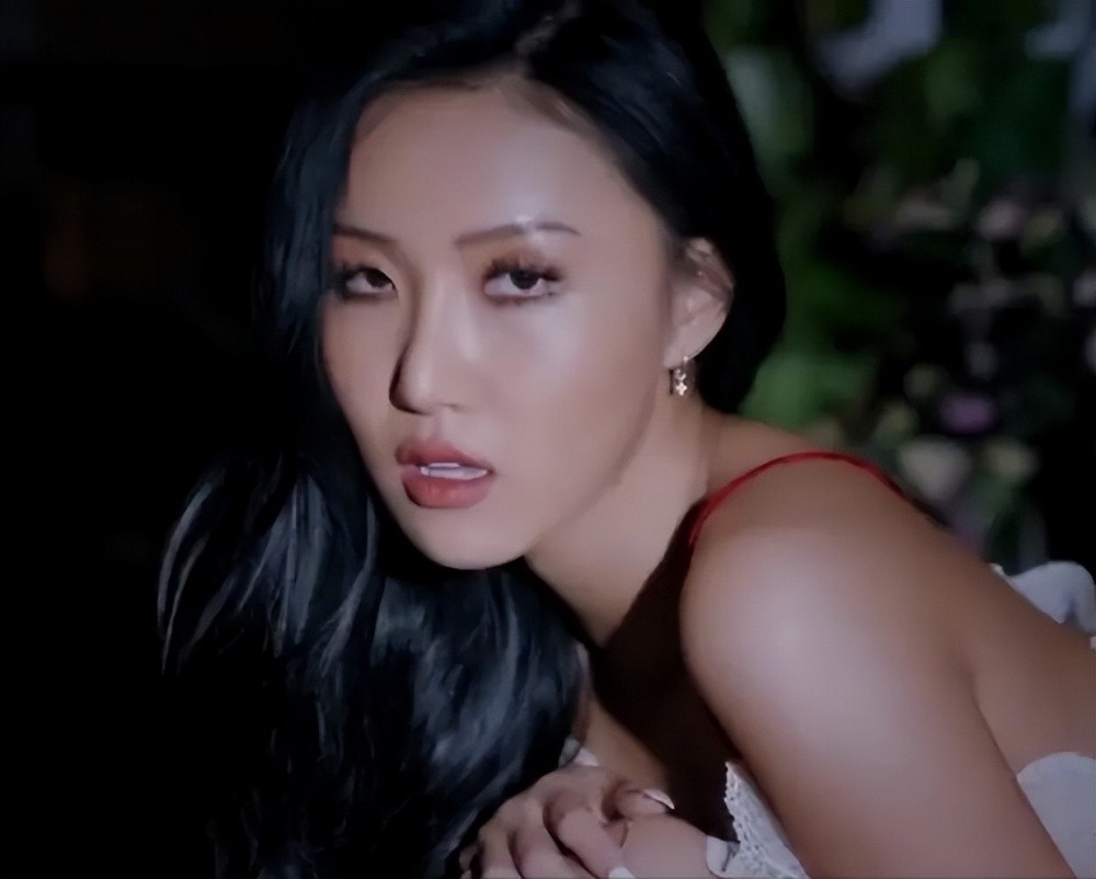 Hwasa's performance caused controversy! He was scolded for sticking his ...