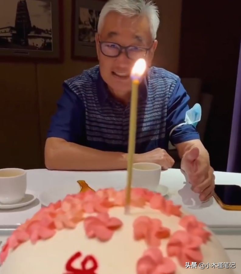 Lin Junjie celebrated his birthday with his father. The father and son rarely took a group photo ...