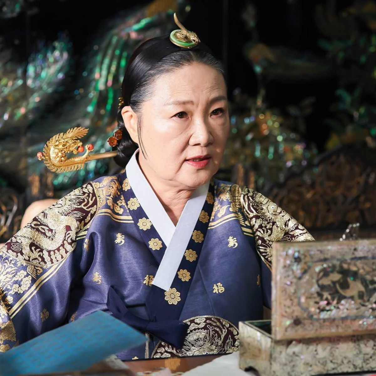 "Under the Queen's Umbrella" "Personality Contrast" between the Nave ...