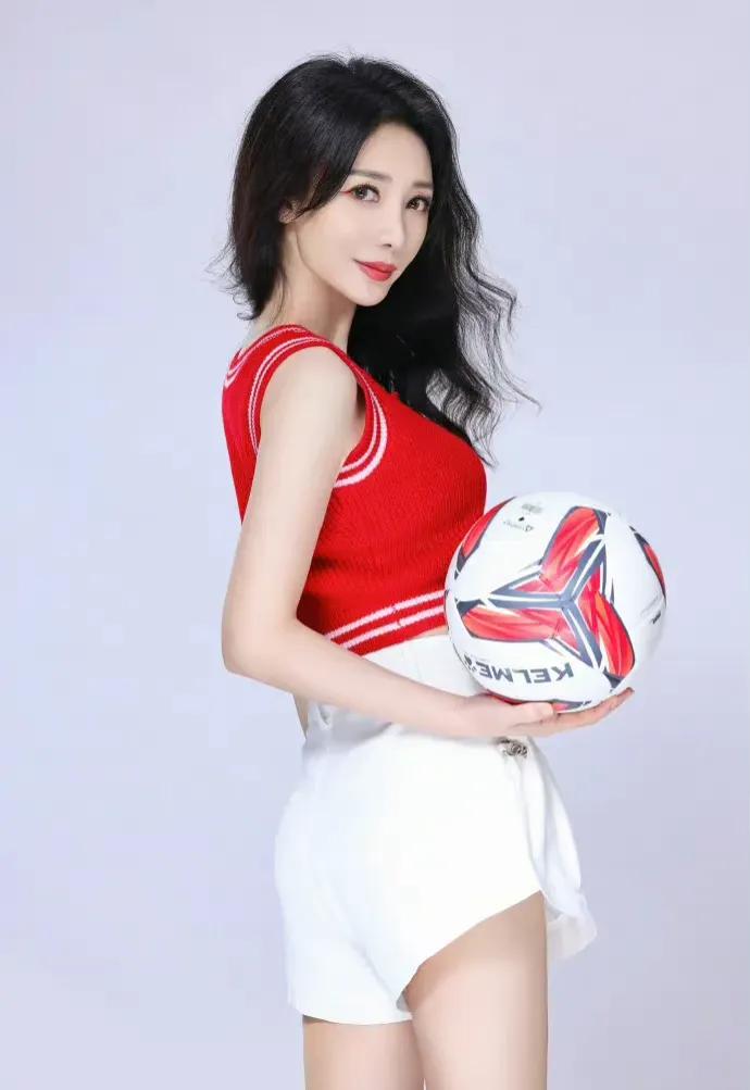 Liu Yan, showing a perfect figure. - iMedia