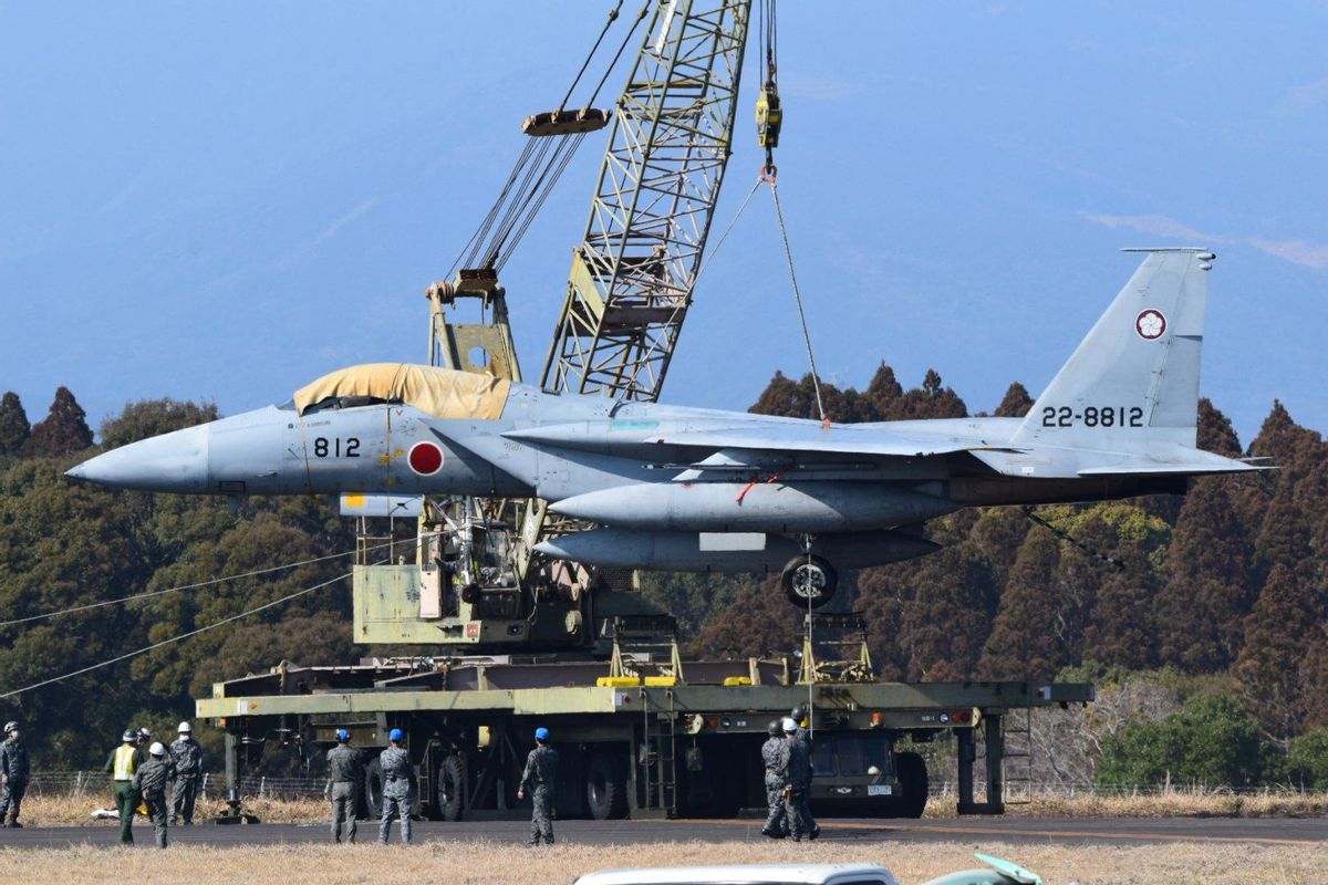 The Japanese F15J rushed out of the runway, tired of dealing with the PLA's classic machine, and ...
