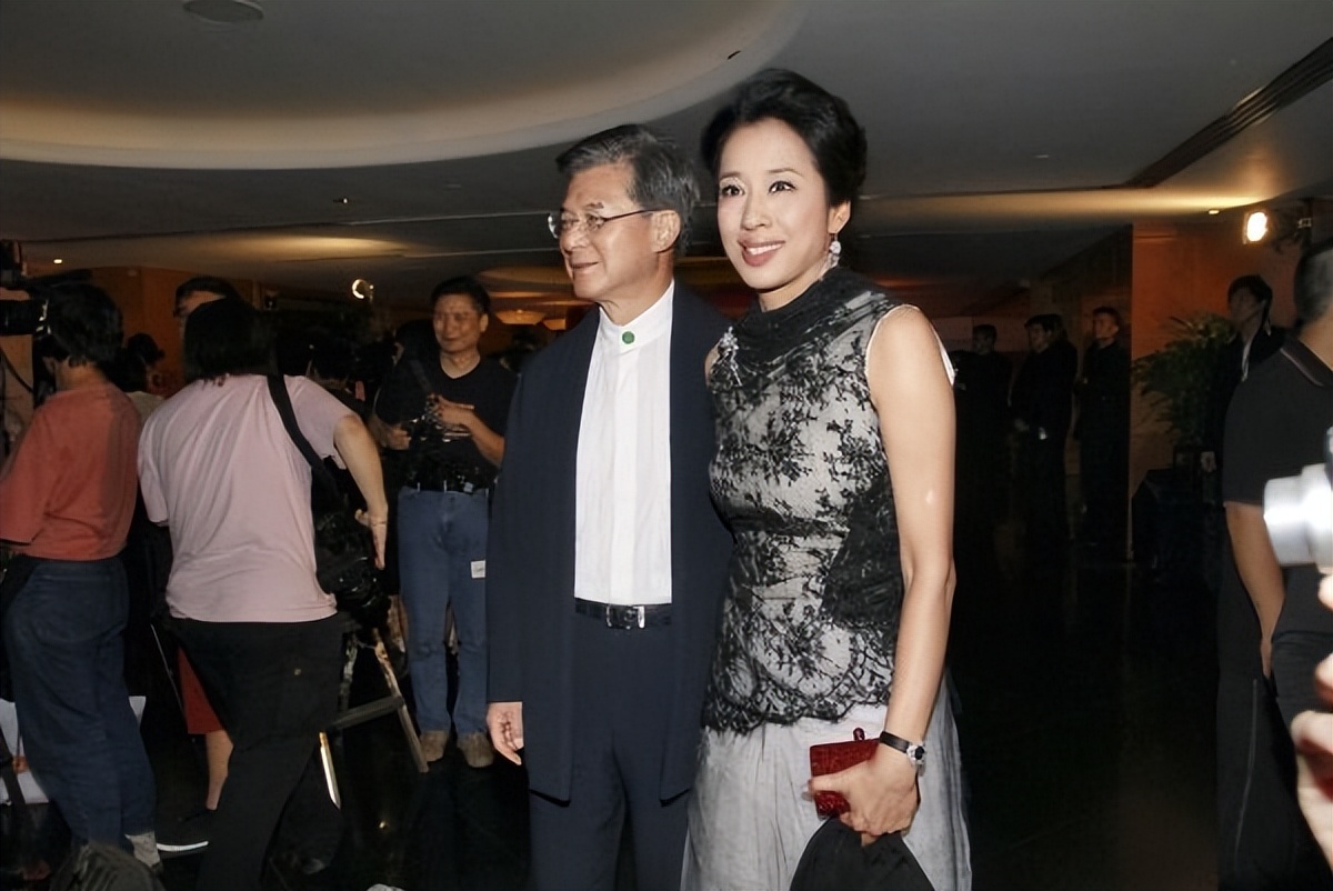 64-year-old Zhu Lingling and her rich husband go shopping hand in hand ...