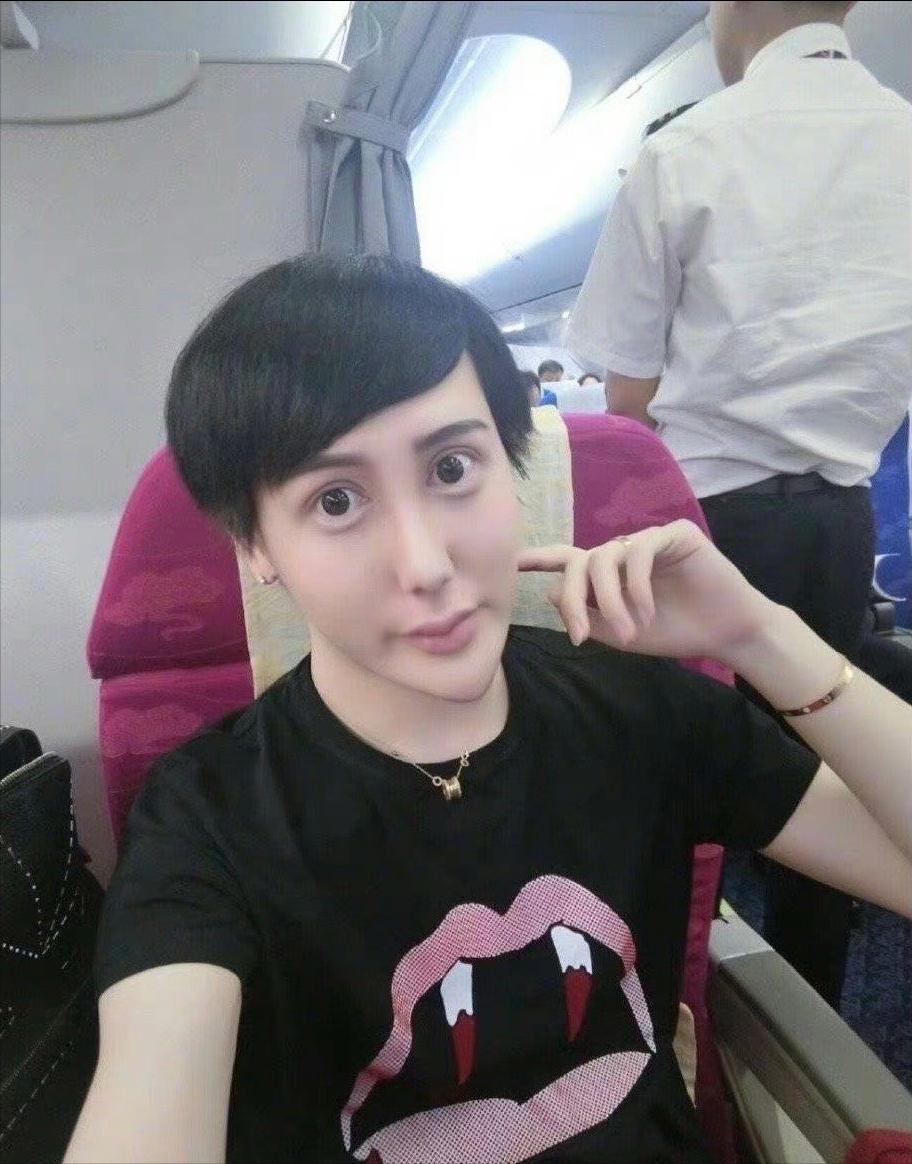 After disappearing for several years, the "snake face" has changed a lot, and the recent photos ...