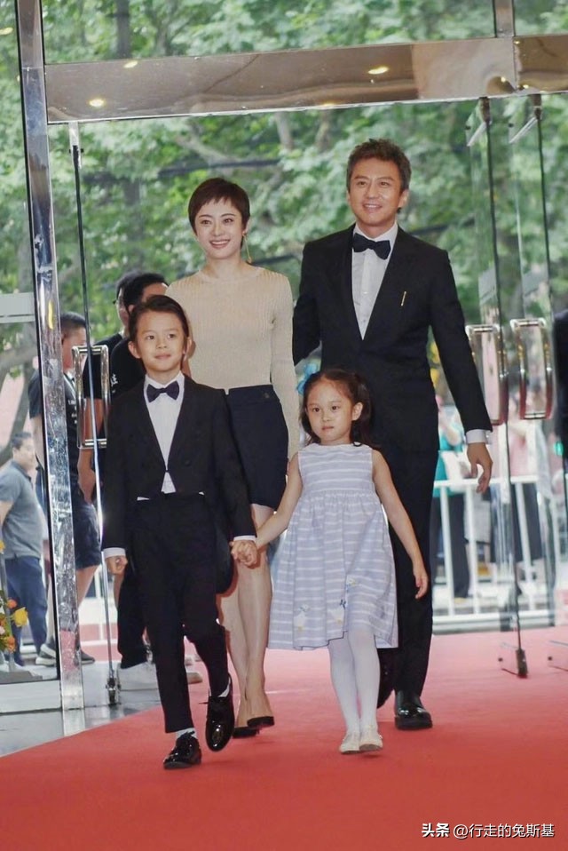 The four members of Sun Li's family are warm and in the same frame. One ...