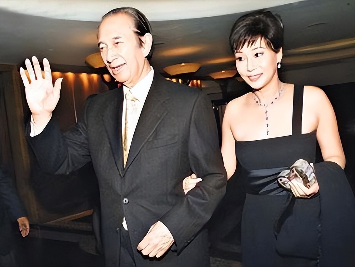 Chen Wanzhen and Liang Anqi wear emerald necklaces together, the ...