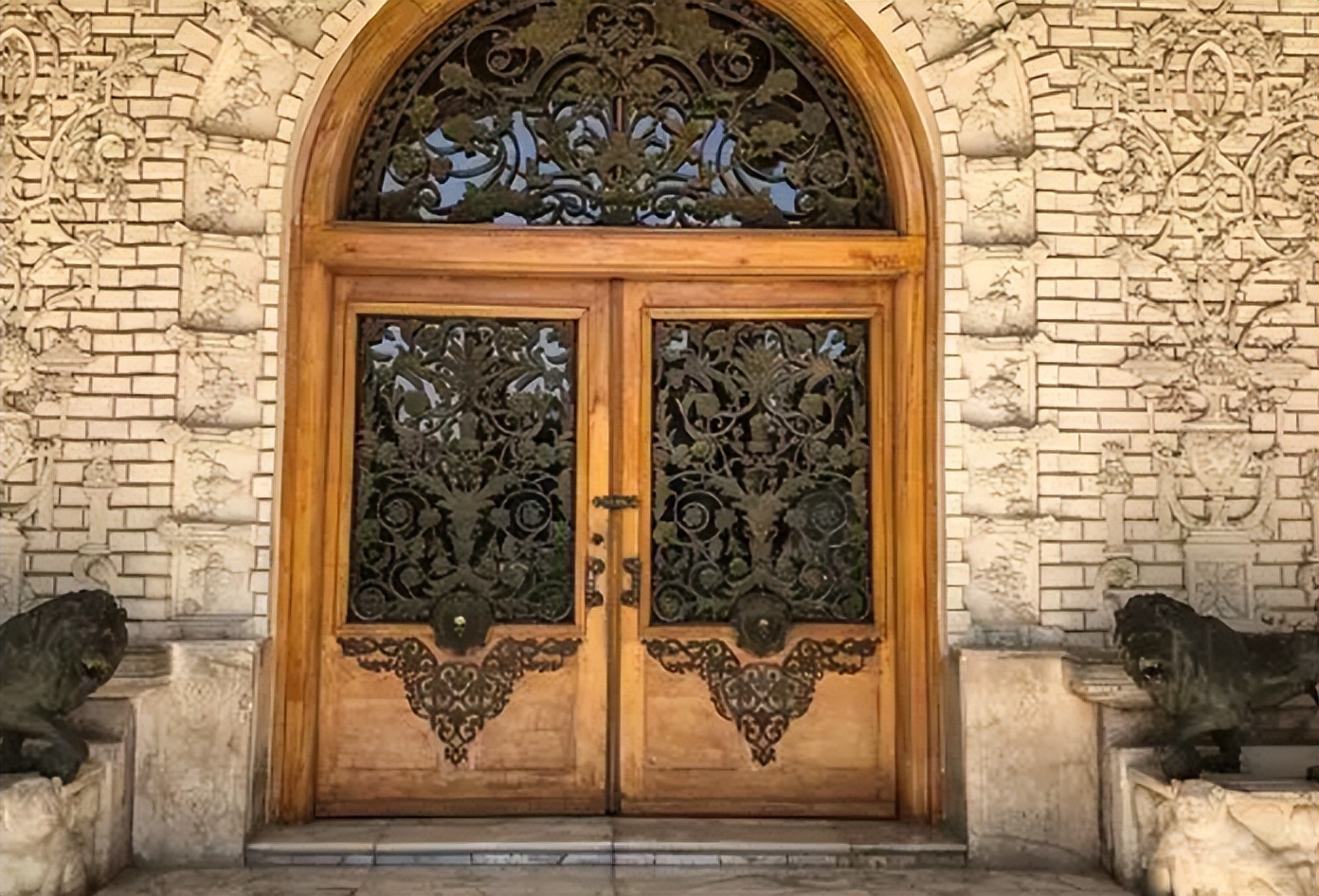 The decorative art of the palace had a long-term development during the ...