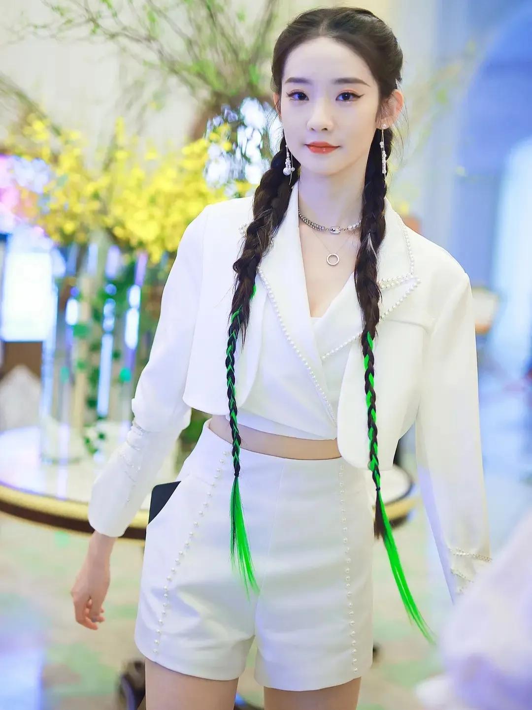 Zero and zero beautiful girl Zhang Yifan - iNEWS