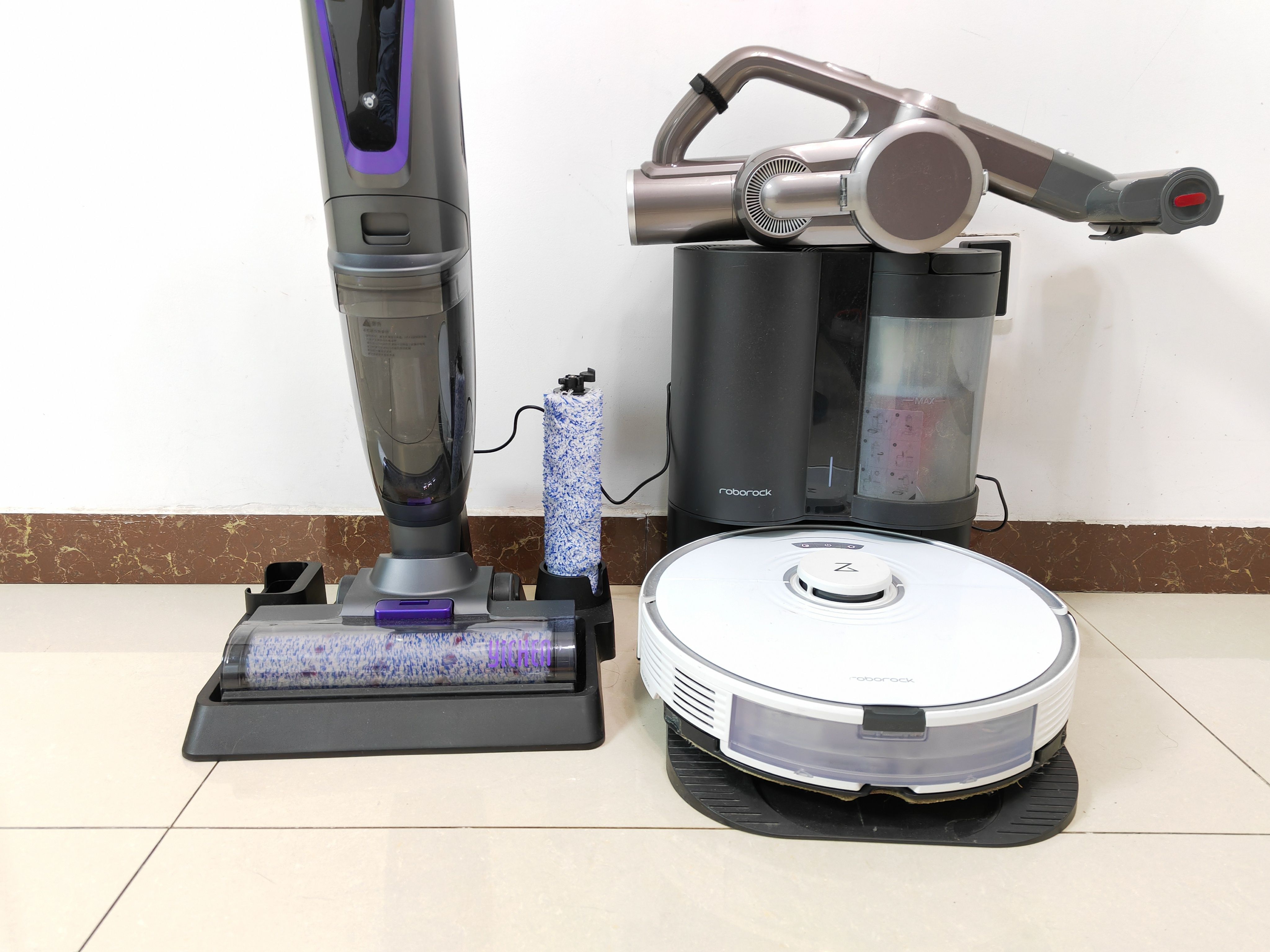 Sweeping and mopping the floor to sterilize the stubborn stains of wet ...